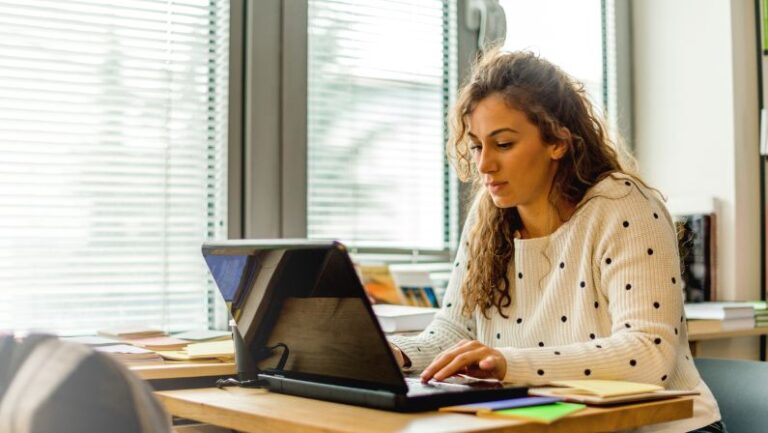 What Is A Proctored Exam And How Does It Work? - Sumadi